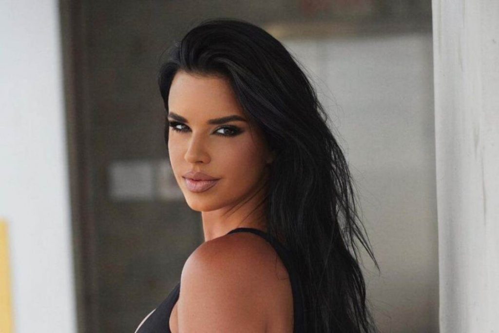 Ivana Knoll, la Spagna addosso: foto in bikini bollente a Ibiza - Stop ...